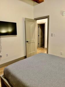 Brick & Bed Loft - City Views - Convention Center, G403, Сент-Луїс ...