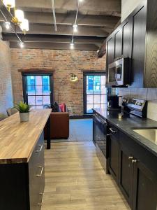 Brick and Bed - Riverfront Loft - Walk to Arch, Сент-Луис (актуальные ...