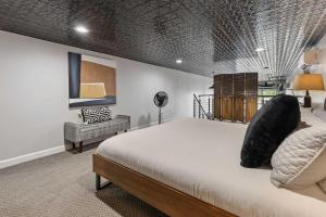Industrial-Chic Loft-King Bed & Natural Light, Wheat Ridge ...