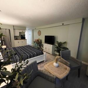 Newly updated king studio perfect for honeymooners, Daytona Beach ...