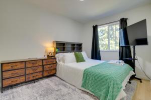 Deck w/ Forest View! Modern PNW Getaway By Boeing, Еверетт (оновлені ...
