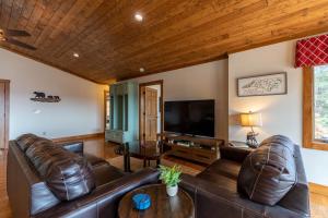 Lookout Lodge - 1 level home et Friendly Views Hot Tub & Pool Table（バナー ...