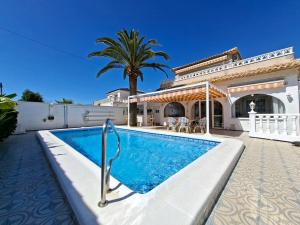 Family Villa Private Pool Large Outdoor Area PMT40, Torrevieja ...