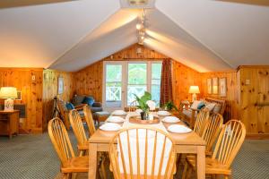 Mayfair Entire 10BR Cottage w Beach, Kayaks, Georgina (precios ...