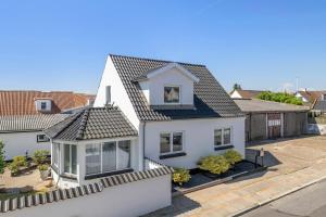 Newly renovated house close to the ferry, downtown, and the beach ...