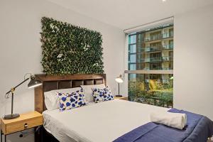 Treetop Balcony Retreat with Pool, Jacuzzi, Gym BB204E, Melbourne ...