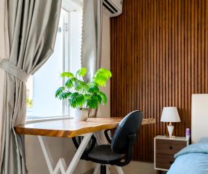 Luxury Studio Near The Beach, King Bed, Large Balcony, Full Kitchen ...