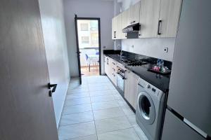 Aïn Harrouda的Beautiful family cocoon with swimming pool & sea 500 m ...