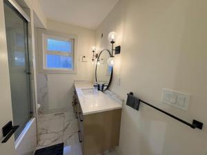 Vancouer Downtown Apartment, Free Parking, Walk to BC Place, Skytrain ...