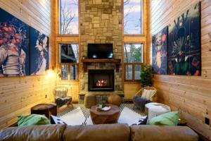 Luxury Pine Ridge Lodge with Hot Tub, Sauna & Game Room in Broken Bow ...