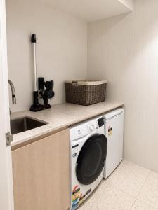 The Terrace Pet friendly, 150m to shops, sleeps 4, modern, central ...