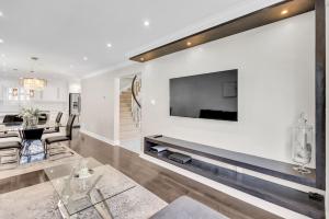 Modern 4BR Family Home with Pool in Whitby, Whitby (updated prices 2026)