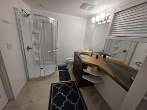 Executive Bright & Cozy Basement Suit west side، إيدمونتون (أسعار محدثة ...