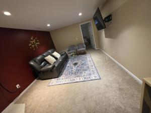 Executive Bright & Cozy Basement Suit west side، إيدمونتون (أسعار محدثة ...
