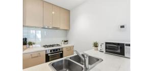 NYC Skyline 3BR Ultra Luxe Escape With Ultra Pool Gym Views, Melbourne ...