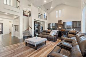 Spacious home with Heated Pool, Media Room & Spa, Allen (aktualisierte ...