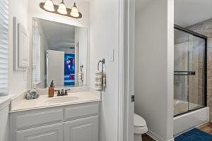Spacious home with Heated Pool, Media Room & Spa, Allen (precios ...