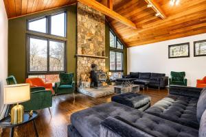 7BR Monroe Retreat, Pool, Hot Tub & Great Room, Monroe (updated prices ...