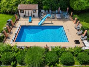 7BR Monroe Retreat, Pool, Hot Tub & Great Room, Monroe (precios ...