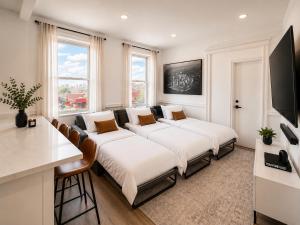 20 Min to Times Square Sleeps 11 Modern 3BR, West New York ...