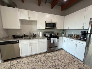 Urban Cowboy Loft - 2 Kings - Walk Downtown - Pool, Fort Worth (tarifs ...
