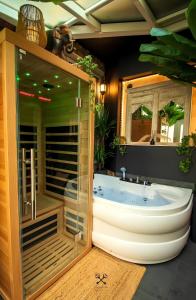Luxury Loveroom - Secretroom BDSM - Spa and cinema, Choisy-le-Roi ...