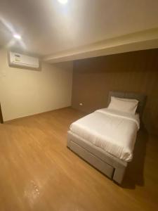 Edsa Heights 2 bedroom loft unit AMA Tower 3322, Manila (अपडेट की गई ...