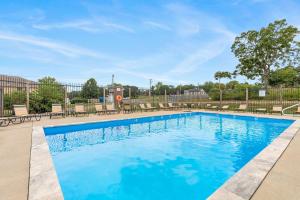 Red House - Lake Views - Outdoor Pool, Kimberling City (aktualisierte ...