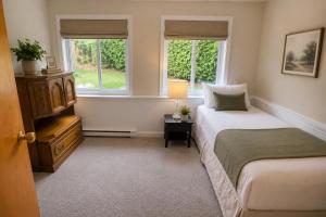Bright Garden View Room Close to All Amenities, Saanichton (precios ...