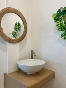 Direct Beach Access Rustic House with Private Pool, Praia de Naihan ...