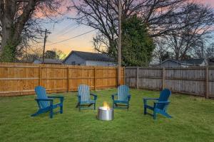 Modern Bungalow Game Room Fire Pit Grill, Greensboro (aktualisierte ...
