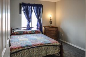 Mackenzie - Private Bedrooms with Shared Bathroom in Co-Living House ...