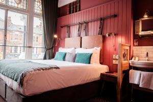 Half Moon, London (updated prices 2025)