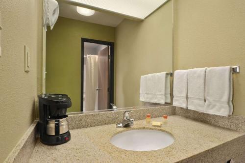 Days Inn by Wyndham Carlsbad, Carlsbad (updated prices 2024)