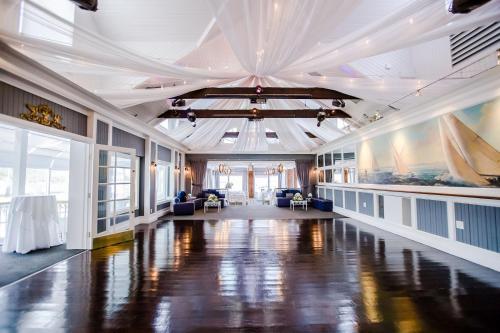 Danfords Hotel & Marina, Port Jefferson Station – Updated 2023 Prices