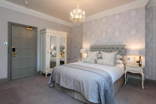 The Manor Elstree, Elstree (updated prices 2025)