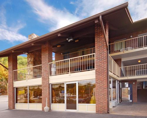 Wild Bear Inn, Pigeon Forge (updated prices 2025)