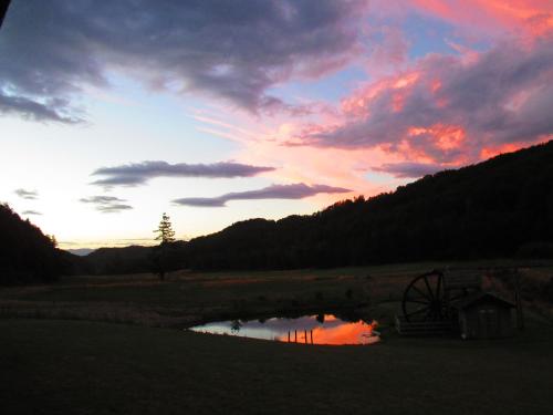 Ahaura Lodge & Waterwheel Farm Stay, Totara Flat (updated prices 2025)