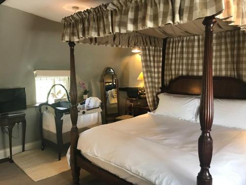 Bells Cottage, Alderton (updated prices 2025)