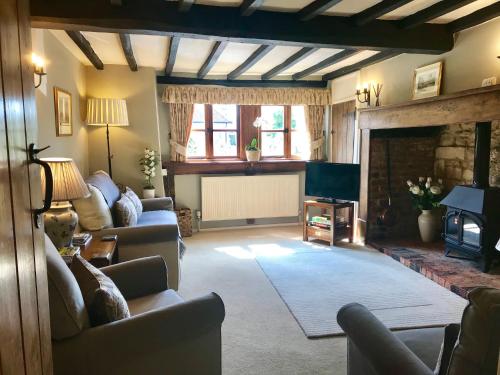 Bells Cottage, Alderton (updated prices 2025)