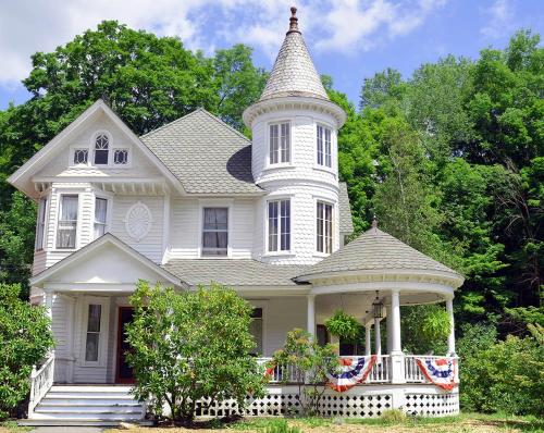 Shadowcrest, Fleischmanns (updated prices 2025)