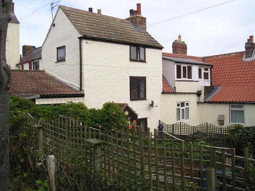 Award winning pet friendly paddock cottage, Whitby (updated prices 2025)