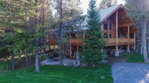 Lumberjack Lodge by KABINO Hot Tub Fire Pit Satellite WiFi Grill Large ...