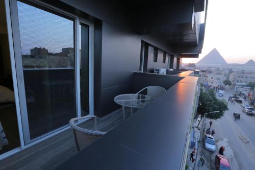 Pyramid Edge Hotel & Exclusive Pyramids View Rooftop, Cairo (updated ...