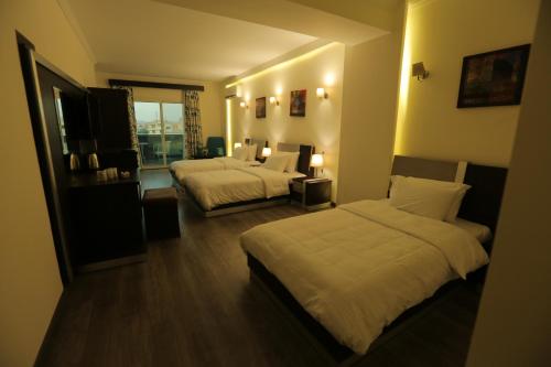 Pyramid Edge Hotel & Exclusive Pyramids View Rooftop, Cairo (updated ...