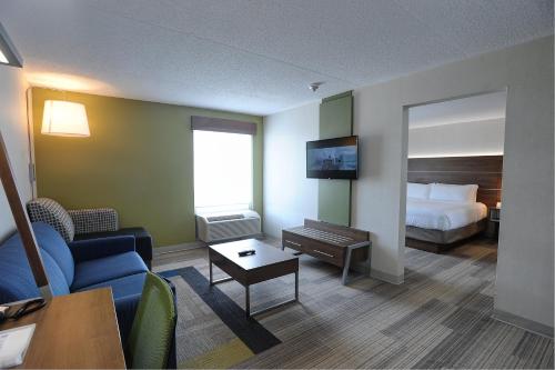 Holiday Inn Express & Suites Toronto Airport West, an IHG Hotel ...