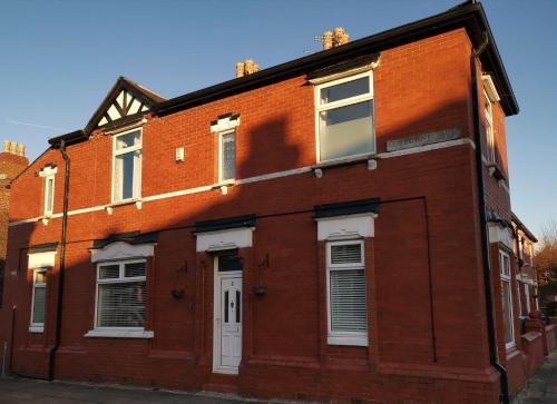 Corner House, Sleeps 8 in 4 Bedrooms, near train station, Great Value ...