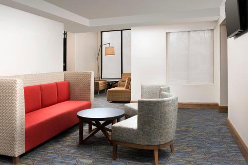 Holiday Inn Express & Suites College Park - University Area, an IHG ...