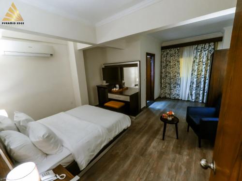 Pyramid Edge Hotel & Exclusive Pyramids View Rooftop, Cairo (updated ...