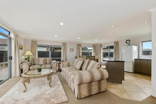 Beauty on Bream Bay - Ruakaka Holiday Home, Ruakaka (updated prices 2025)